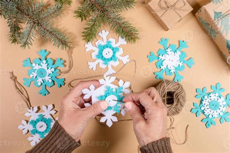 Step By Step Instruction Of Make DIY Xmas Toy Snowflake Step Thread Thick Thread Through