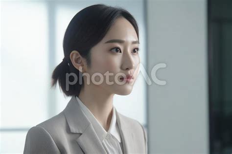 真剣な眼差しのビジネスウーマン No 26457801写真素材なら写真AC無料フリーダウンロードOK
