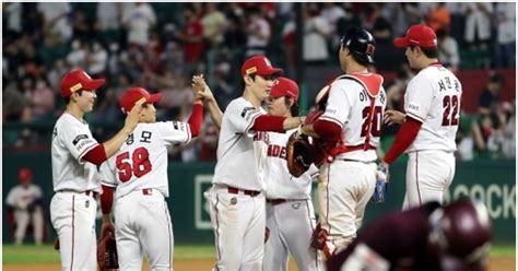 8회말 대역전극 Ssg 유통 라이벌 롯데 꺾고 1위 도약