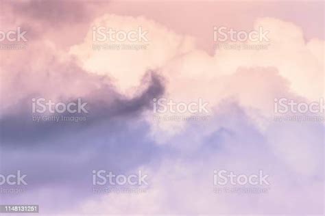 황혼의 하늘 밝은 파스텔 핑크 색상의 효과와 함께 부드러운 구름의 화려한 일몰입니다 0명에 대한 스톡 사진 및 기타 이미지
