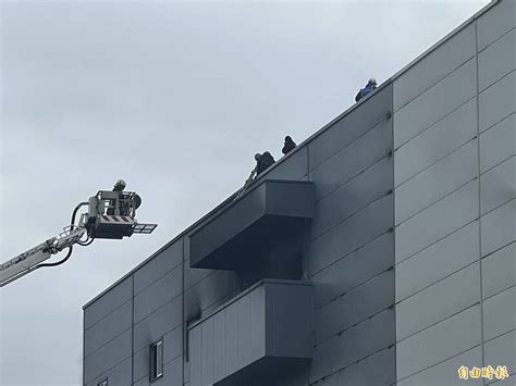 陣陣濃煙竄燒！全聯台中大肚倉儲大火釀1命危、1失聯、14人待救 社會 自由時報電子報