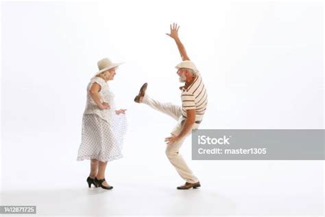 복고풍 스타일의 댄서 빈티지 복장의 시니어 남성과 여성의 초상화는 흰색 배경에 고립 된 스윙 댄스 문화 예술 음악 스타일 광고의 개념 남자에 대한 스톡 사진 및 기타 이미지
