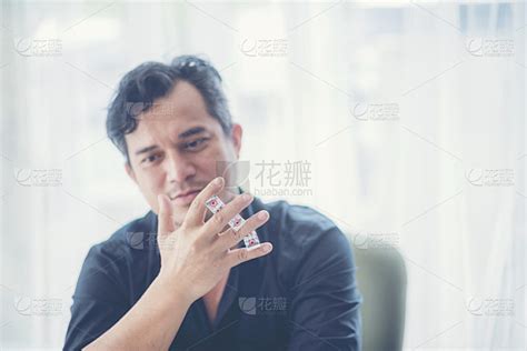 商人掷骰子的特写。赌博的概念