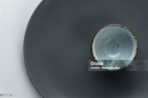 흰색 배경에 회색 접시에 뜨거운 음료에 대한 차의 흰색 파란색 컵 0명에 대한 스톡 사진 및 기타 이미지 0명 검은색