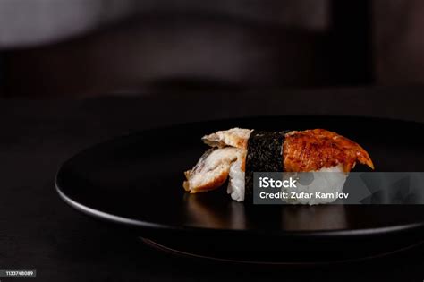 아시아 요리의 개념입니다 블랙 바탕에 검은 접시에 간장 소스와 함께 일본 초밥 빨간색 중국어 스틱 복사 공간 개체 그룹에 대한 스톡 사진 및 기타 이미지 Istock