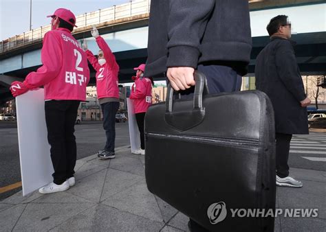 태구민 후보 삼엄한 경호 속 선거운동 연합뉴스