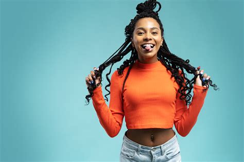 실내 사진 촬영 중에 웃고있는 아프리카 헤어 스타일을 가진 젊은 사랑스러운 여성 우아한 귀여운 소녀 20 24세에 대한 스톡 사진 및 기타 이미지 Istock