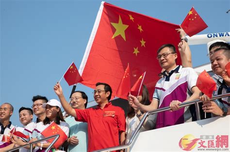 國慶70周年｜港青遊維港 揮國旗唱國歌 香港文匯網
