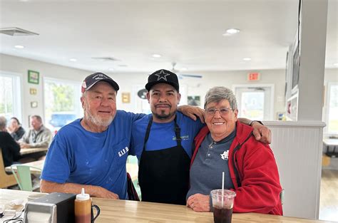 Shelter Islands Kitchen Table Gets New Management The Islander Still Knows How You Like Your