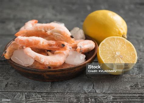 검은 나무 시골풍 테이블에 갈색 점토 그릇에 허브와 레몬 냉동된 새우 갑각류에 대한 스톡 사진 및 기타 이미지 갑각류 고기