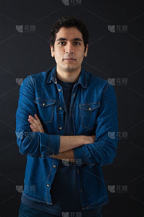 帅哥穿不同的衣服，表情也不一样