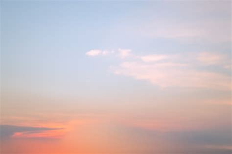 부드러운 구름은 그라데이션 파스텔 달콤한 색상의 추상 하늘 배경입니다 프리미엄 사진
