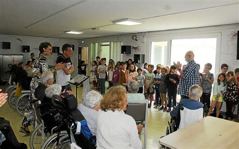 Les chanteurs de la chorale de Jules-Ferry du Relecq-Kerhuon rythment ...
