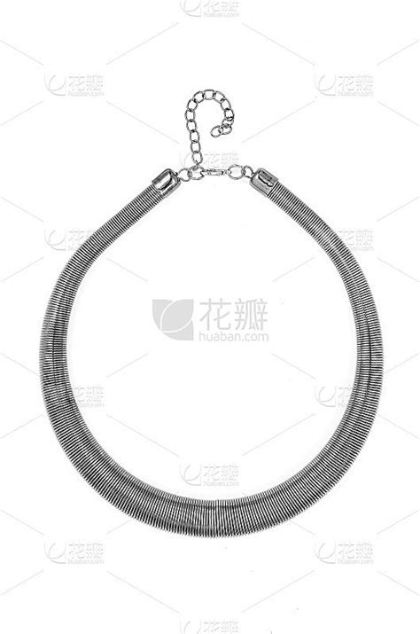 白色背景上的圆形项链