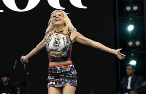 Pixie Lotts Hot Mini Skirt And Sultry Upskirt Moment On Stage