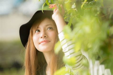 フリー写真 枝葉を見上げる女性のポートレイトでアハ体験 Gahag 著作権フリー写真・イラスト素材集 Gahag 著作権