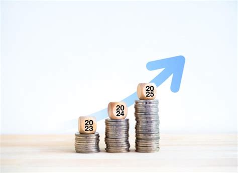 연간 소득 비즈니스 성장 및 성공 투자 이익 절감 개념 2023~2024 및 2025년 동전 스택 그래프의 나무 큐브 블록에