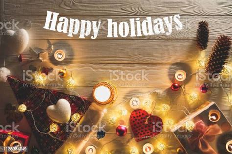 아름 다운 크리스마스 조명과 갈 랜드 장식 사이에 불타는 양 초 새 해 축제 배경입니다 겨울 방학의 선물 기프트 인사 엽서 12월에 대한 스톡 사진 및 기타 이미지 Istock