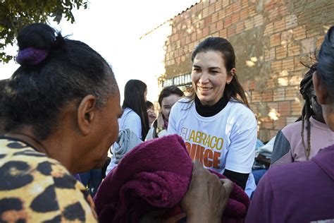 Entrega Das Doações Da Campanha “seu Abraço Aquece” Bairro Dom