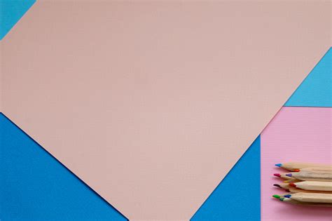 다채로운 연필과 다채로운 분홍색과 파란색 종이 배경에 여러 가지 색연필 검은 색 배경에 색연필 더미 개념 빈 종이로 인생을