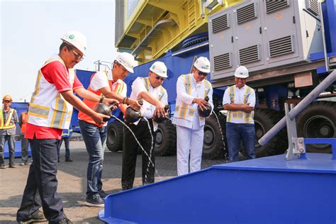 Tingkatkan Pelayanan Pelindo III Tambah 8 HMC Dan 4 Kapal Tunda