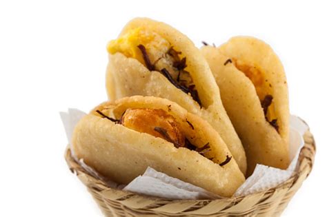 아레파 데 휴에보 흰색 배경에 달걀과 잘게 썬 고기로 가득 찬 전통 콜롬비아 튀김 아레파 달걀에 대한 스톡 사진 및 기타 이미지 달걀 아레파 0명 Istock