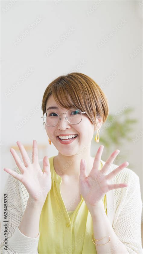 手を振る笑顔の女性縦向き Stock 写真 Adobe Stock