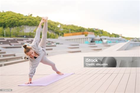 요가 매트 야외에서 요가의 고급 아사나 수행 젊은 고요한 여자 30 39세에 대한 스톡 사진 및 기타 이미지 30 39세