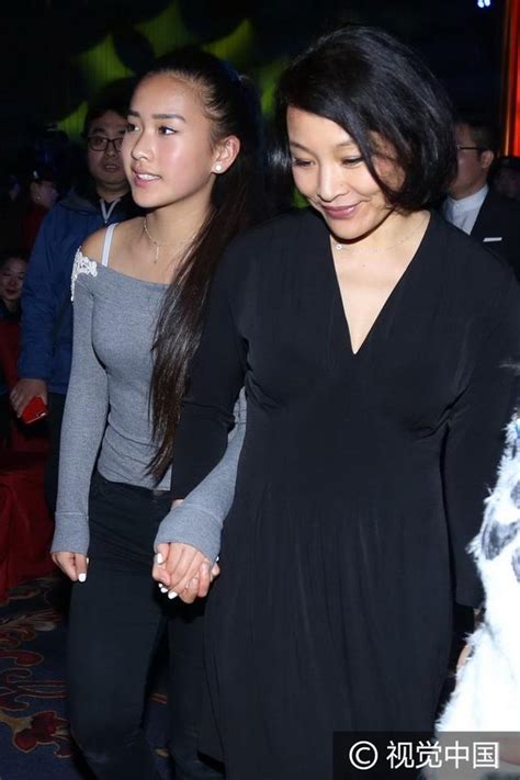 陳沖攜女兒出席活動十指緊扣 母女黑白分明不在同一個色號 每日頭條