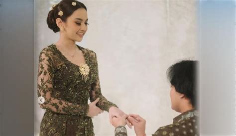 Mahalini Raharja Resmi Dilamar Rizky Febian Anggun Berkebaya Warna