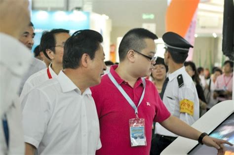 版署领导视察游族网络展台 鼓励页游发展