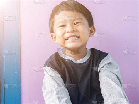 亚洲男孩微笑。