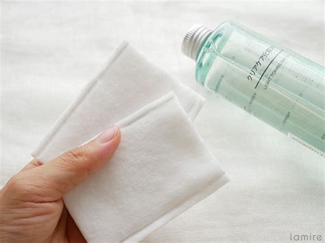 化粧水は手・コットンどっちで使うべき？化粧水の正しい使い方を再確認！ Lamire ラミレ