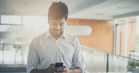 비즈니스 건물에 서 있는 아프리카 사업가 스마트 폰으로 읽는 사업가 사진 Unsplash의 머리 수염 이미지