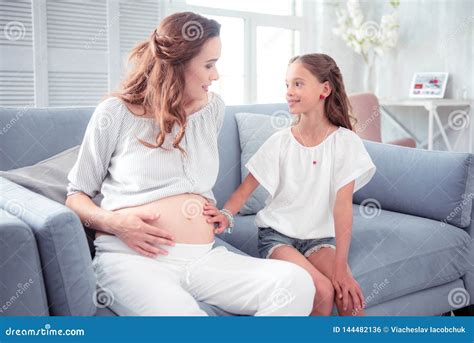 Leuk Die Dochtergevoel Wat Betreft Zwangere Buik Van Mamma Wordt