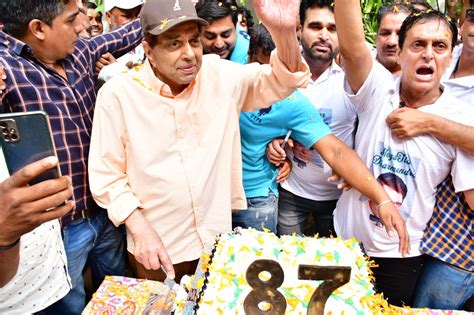 Dharmendra Cuts Cake Celebrates His 87th Birthday With Fans In A