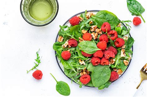 라즈베리 적양파 호두 시금치 혼합 채소 흰색 테이블 배경 탑 뷰를 곁들인 맛있는 비건 샐러드 0명에 대한 스톡 사진 및 기타 이미지 Istock