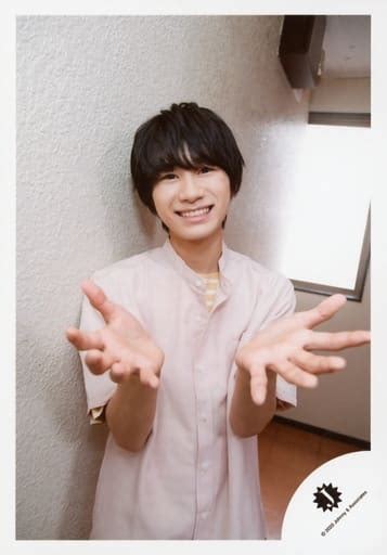 駿河屋 Lil かんさい嶋﨑斗亜上半身・衣装ピンク・両手パー・カメラ目線・笑顔「johnnys Dream Island 2020