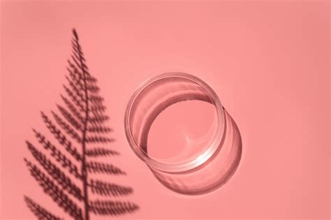 그림자가있는 분홍색 오렌지색 배경에 혈청 오일 미용 제품을위한 빈 실험실 유리 페트리 자연 의학 개념에 대한 스톡 사진 및 기타