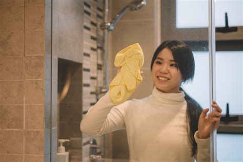 아시아 중국 십대 소녀 청소 그녀의 욕실 닦아 그것 와 A 노란 옷 마이크로파이버에 대한 스톡 사진 및 기타 이미지 마이크로