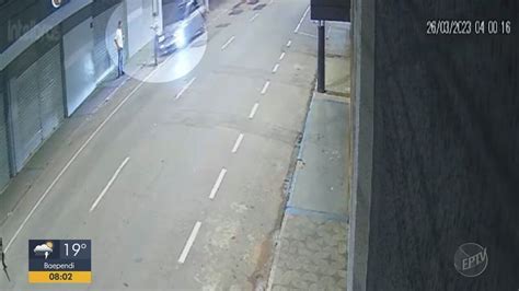 Câmera De Segurança Flagra Momento Em Que Homem é Atropelado Ao Tentar Pedir Carona Em Mg Veja