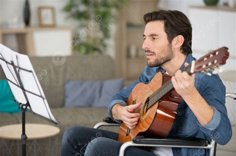 음악을 읽고 휠체어에 남자 사진 배경 및 무료 다운로드를위한 그림 Pngtree