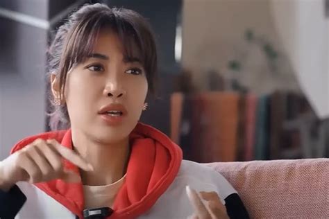 Aksi Widi Vierratale Buka Baju Tampak Pakaian Dalam Disaat Konser