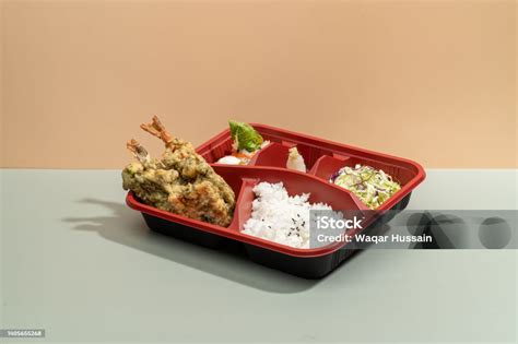 혼합 튀김 레귤러 도시락과 소스와 젓가락 일본 패스트 푸드의 빨간색 배경 측면보기에 고립 도시락 박스에 대한 스톡 사진 및 기타