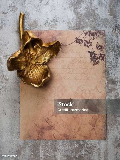 모형 빈티지 종이 시트와 황금 오키 꽃 맨 위 보기입니다 단어를 조롱 갈색에 대한 스톡 사진 및 기타 이미지 갈색 개념 개념과 주제 Istock
