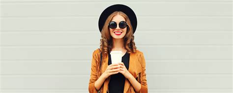 회색 배경에 검은 모자를 쓰고 커피 한 잔을 가진 아름다운 젊은 여성의 초상화 선글라스에 대한 스톡 사진 및 기타 이미지 선글라스 지갑 20 29세 Istock