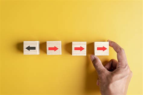 목판화 빨간색 화살표와 다른 방향이 반대 방향을 향하고 있으며 비즈니스 중단과 기술 혁신 및 다른 사고 아이디어 개념을 위해 검은 화살표를 들고 있습니다 후진에 대한 스톡