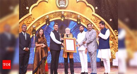 Jp Dutta Receives Maharashtra Bhushan Raj Kapoor Award For His