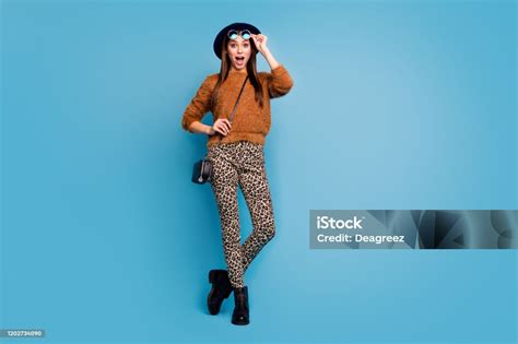 미친 펑키 소녀 터치 반점 응시의 전체 길이 사진은 검은 금요일 할인 비명 소리 는 파란색 색상 배경 위에 고립 된 세련된