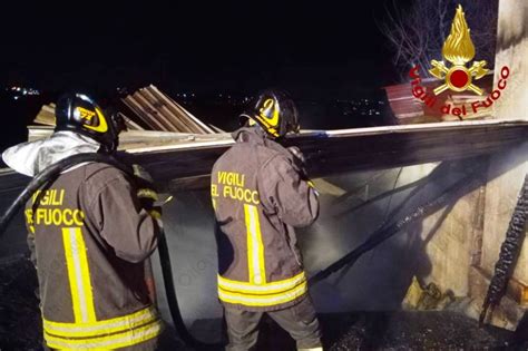 Foto Capannone In Fiamme A Melito Irpino Vigili Del Fuoco Evitano Il